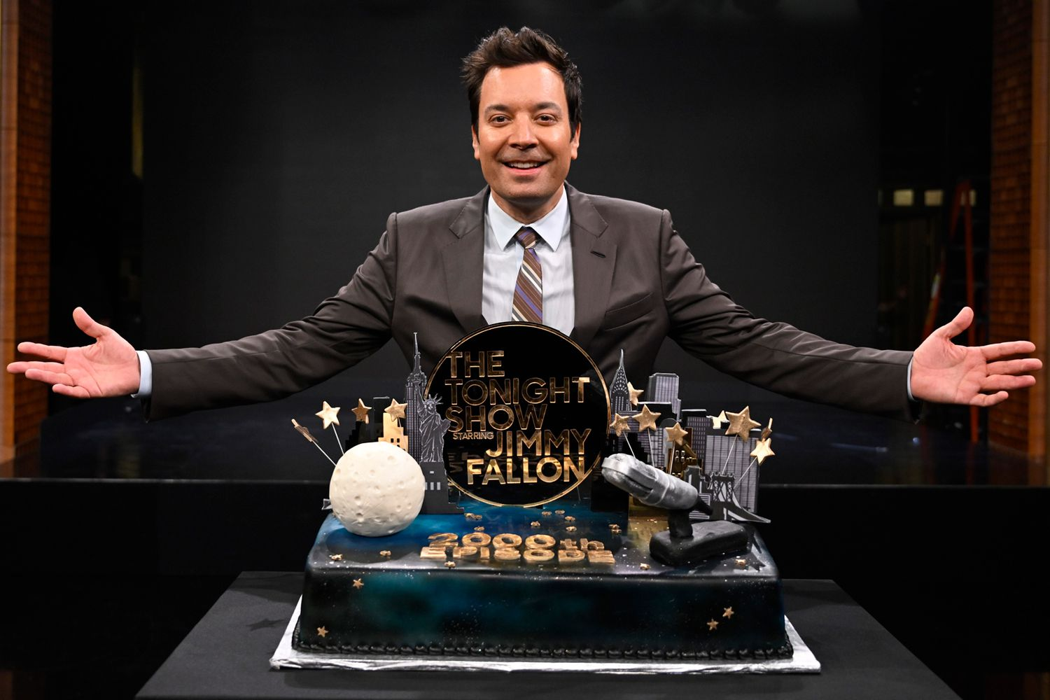 Jimmy Fallon brings an “unprecedented moment” inside the 2000th episode ...