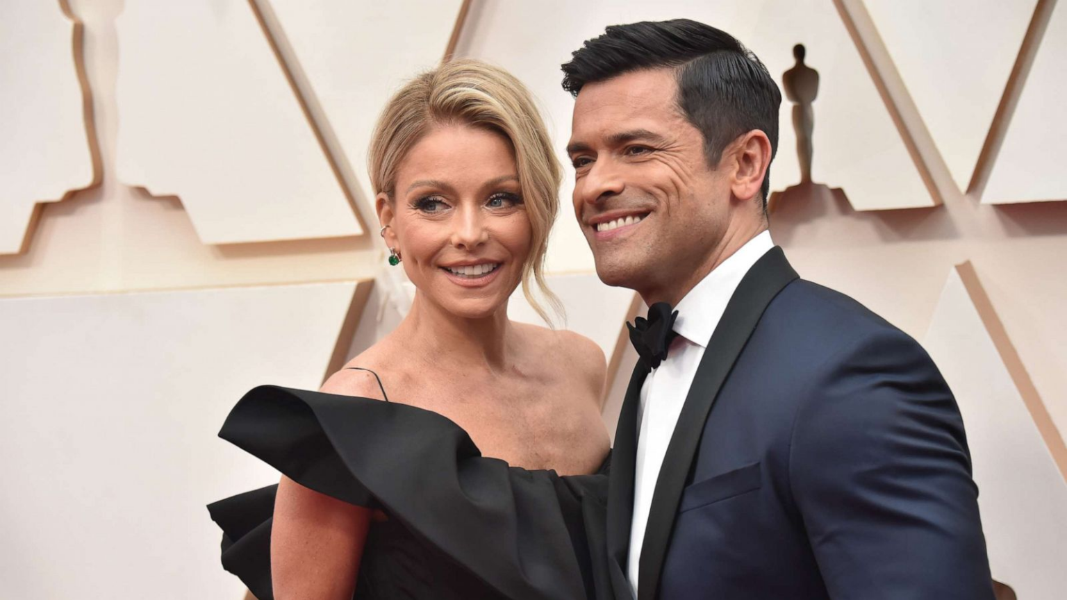 Kelly Ripa revealed a horrifying thing that Mark Consuelos does to her ...
