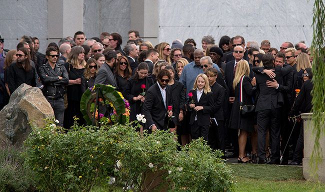 During his mother’s funeral, actor Brad Pitt stunned the media with the ...